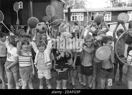 DDR, Sommer, Kinderferienlager der IG Wismut in Binz auf Rügen ...