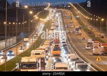 Stau auf der Schnellstraße S6 namens Obwodnica Trojmiasta (dreistadt ...