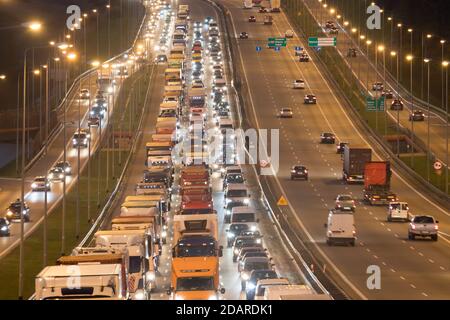 Stau auf der Schnellstraße S6 Obwodnica Trojmiasta (Tricity Beltway ...