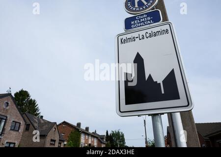 Abbildung zeigt den Namen der Gemeinde Kelmis - La Calamine auf einem ...