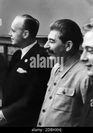 Joachim Von Ribbentrop und Joseph Stalin unterzeichnen Molotow ...