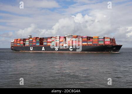 Das Containerschiff Al Mashrab wird am 23. August 2020 Cuxhaven auf dem ...