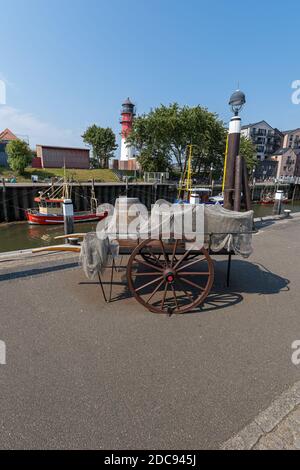 Alte hölzerne Angelwagen mit Krabbenkörben und Rebe Fass Bedeckt mit ...