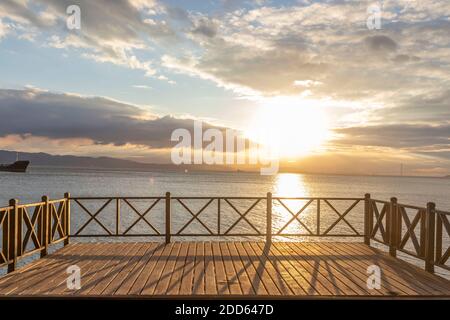 Blick auf Holzgeländer und Aussichtsterrasse am Meer, Türkei ...