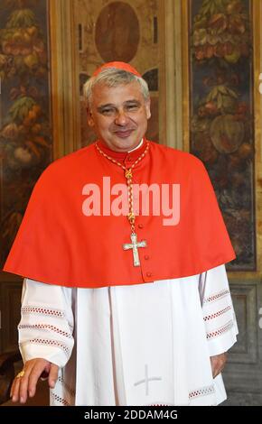 Der neu ernannte Kardinal Konrad Krajewski (Polen) posiert, nachdem ...