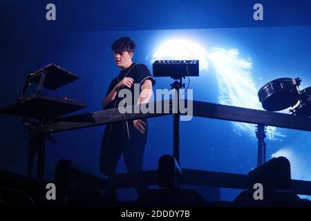 Medhi Benjelloun aka Petit Biscuit Peforms live auf der Bühne während ...