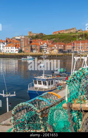 Blick auf St. Mary's Church und Angelkörbe, Häuser und Boot auf dem ...