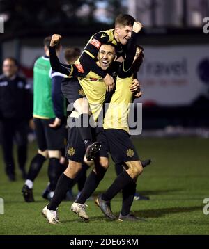 Marine's Josh Hmami (Mitte) und seine Teamkollegen feiern ihren Sieg ...