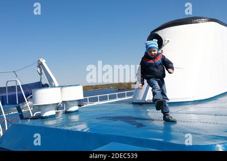 Kind läuft auf dem oberen Deck eines Kreuzfahrtschiffes Stockfotografie ...
