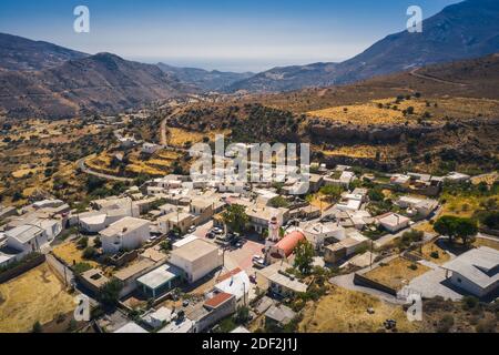 Traditionelles kretisches Dorf Kria Vrisi, Griechenland Stockfotografie ...