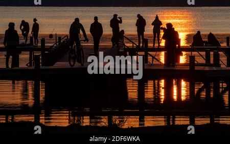 Percha, Deutschland. Dezember 2020. Zahlreiche Menschen genießen die ...