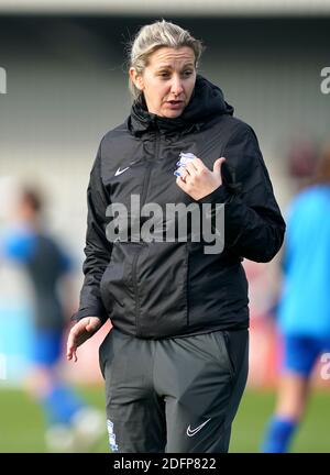 Die Cheftrainerin von Birmingham City, Carla ward (Mitte), spricht nach ...