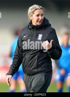 Die Cheftrainerin von Birmingham City, Carla ward (Mitte), spricht nach ...