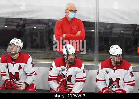 1. Dezember 2020 Minnesota Duluth Cheftrainer Scott Sandelin (Mitte ...