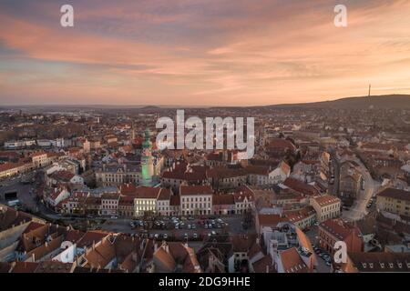 Luftpanorama von mittelalterlichem Sopron mit Feuerturm Stockfotografie ...