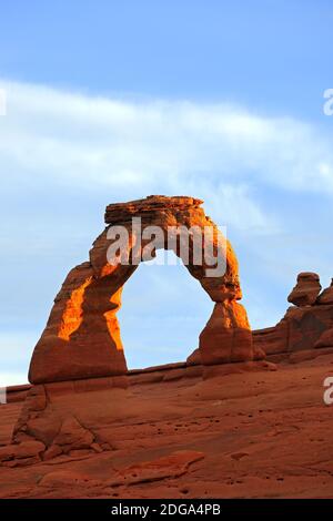 Blick bei Sonnenaufgang auf den Felsen mit dem Delicate Arch, Arches ...