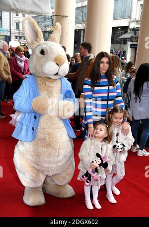 Imogen Thomas mit Kindern Ariana und Siera Teilnahme an der ...