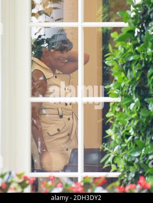 Barron Trump und seine Mutter, First Lady Melania Trump, stehen neben ...