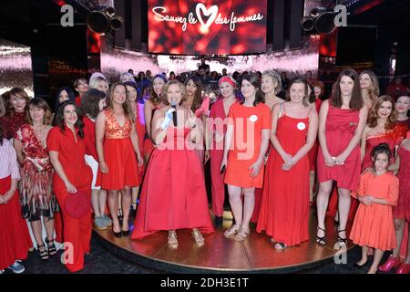 Isabelle weil et Anne Roumanoff participent au Red defile organize par ...