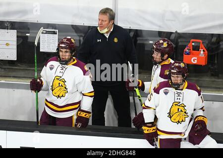 1. Dezember 2020 Minnesota Duluth Cheftrainer Scott Sandelin (Mitte ...
