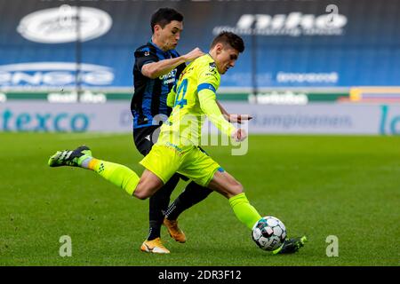 Gent's Alessio Castro-Montes und Club's Brandon Mechele kämpfen um den ...