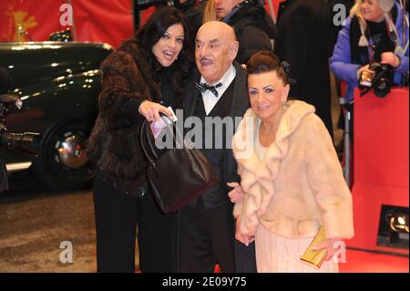 Filmproduzent Atze Brauner (2-L), seine Frau Maria, Atze Brauners Sohn ...