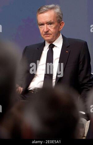 Global Luxury Retailer LVMH Chairman Bernard Arnault flankiert von LVMH ...