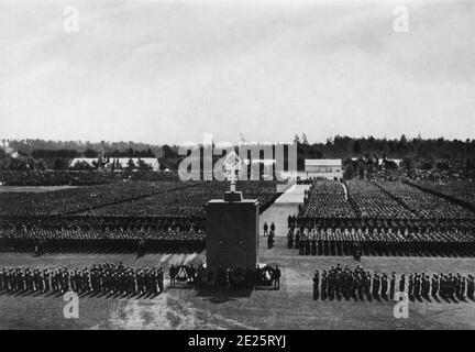 Das Heer der Arbeit beim Reichsparteitag 1935. Diese Versammlung zeigt ...