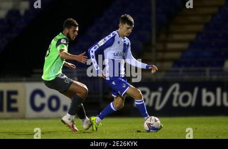 Bristol Rovers' Zain Walker (links) kämpft mit Aiden McGeady (Mitte ...