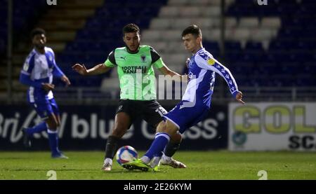 Bristol Rovers' Zain Walker (links) kämpft mit Aiden McGeady (Mitte ...