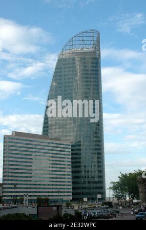 Abbildung des GDF-Suez-Turms Hauptquartier in den Außenbezirken von ...