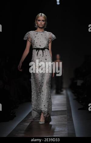 Abbey Lee Kershaw zeigt eine Kreation des Designers Stephano Pilati für ...