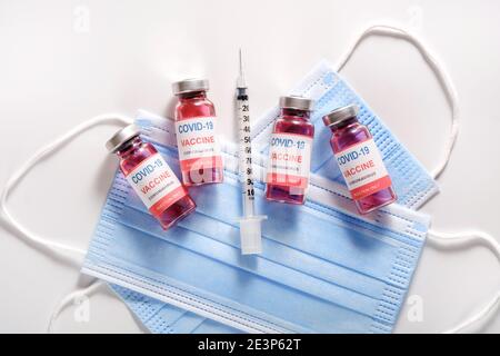 Glasfläschchen und eine medizinische Spritze mit einem Coronavirus ...