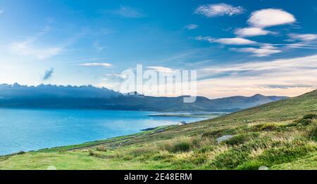 Blick vom Brandon Mountain zur Brandon Bay mit 2 Wanderern, Dingle ...