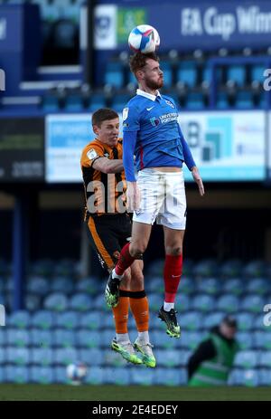 Greg Docherty von Hull City (links) und Conor McGrandles von Lincoln ...
