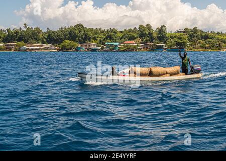 Kleines Transportboot beladen mit Copra, Bougainville, Papua-Neuguinea ...