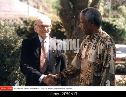 Pierre Cardin chez lui dans son Bureau. Archives personnelles avec ...