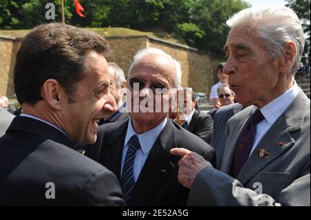 Der französische Präsident Nicolas Sarkozy mit Pierre Messmer an der ...