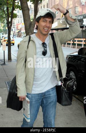 Ray Romano ist ein wahrer Yankees-Fan und zeigt es auf seinem Hut, als ...