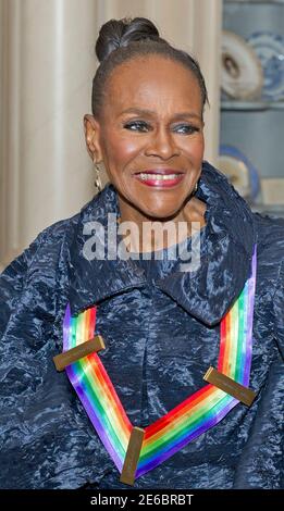 Schauspielerin und Broadway-Star Cicely Tyson (L), Dirigent Seiji Ozawa ...