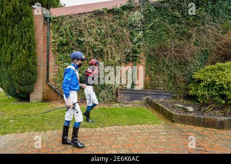 Jockeys machen sich auf den Weg in den Paradering vor dem HKJC World ...