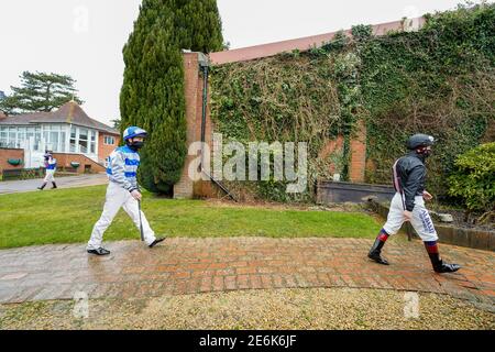 Jockeys machen sich auf den Weg in den Paradering vor dem HKJC World ...
