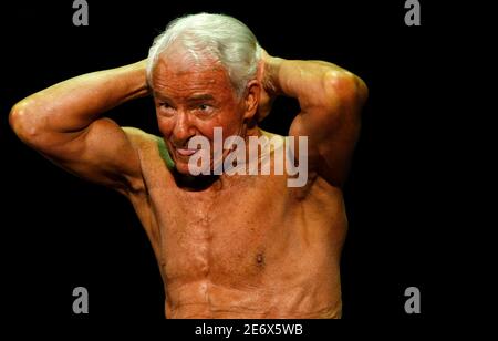 Bodybuilder Ray Moon, der 80 Jahre alt ist, tritt in den ...