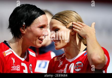 Norwegens Gro Hammerseng und Katja Nyberg beim Finale der Handball ...