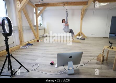 04. Februar 2021, Thüringen, Saalfeld: Trainerin Claudia Uthke zeigt im ...