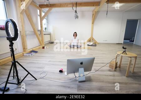 04. Februar 2021, Thüringen, Saalfeld: Trainerin Claudia Uthke zeigt im ...