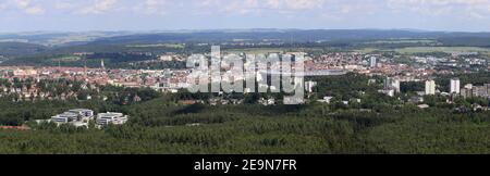 Blick auf Kaiserslautern und Pfälzer Wald von Humbergturm, Rheinland ...