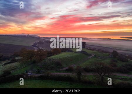 Luftaufnahme von Hadleigh Castle bei Sonnenaufgang in Benfleet Essex ...