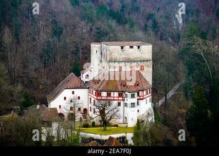 Schloss Angenstein ist eine mittelalterliche Burg in der Gemeinde Duggingen. Das gut erhaltene ...