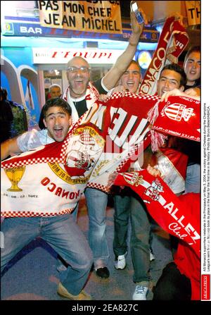 WIE die Fans von Monaco am 5. Mai 2004 in der Principalty feiern, nimmt ...